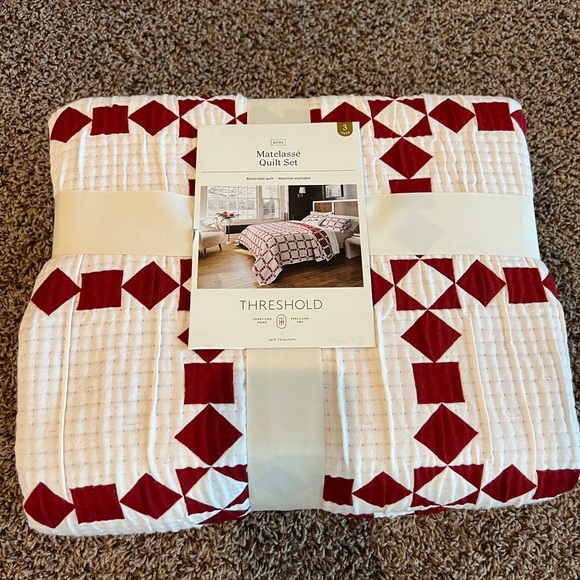 Theshold | Bedding | 3pc King Size Holiday Matelasse Quilt And Sham Set ...